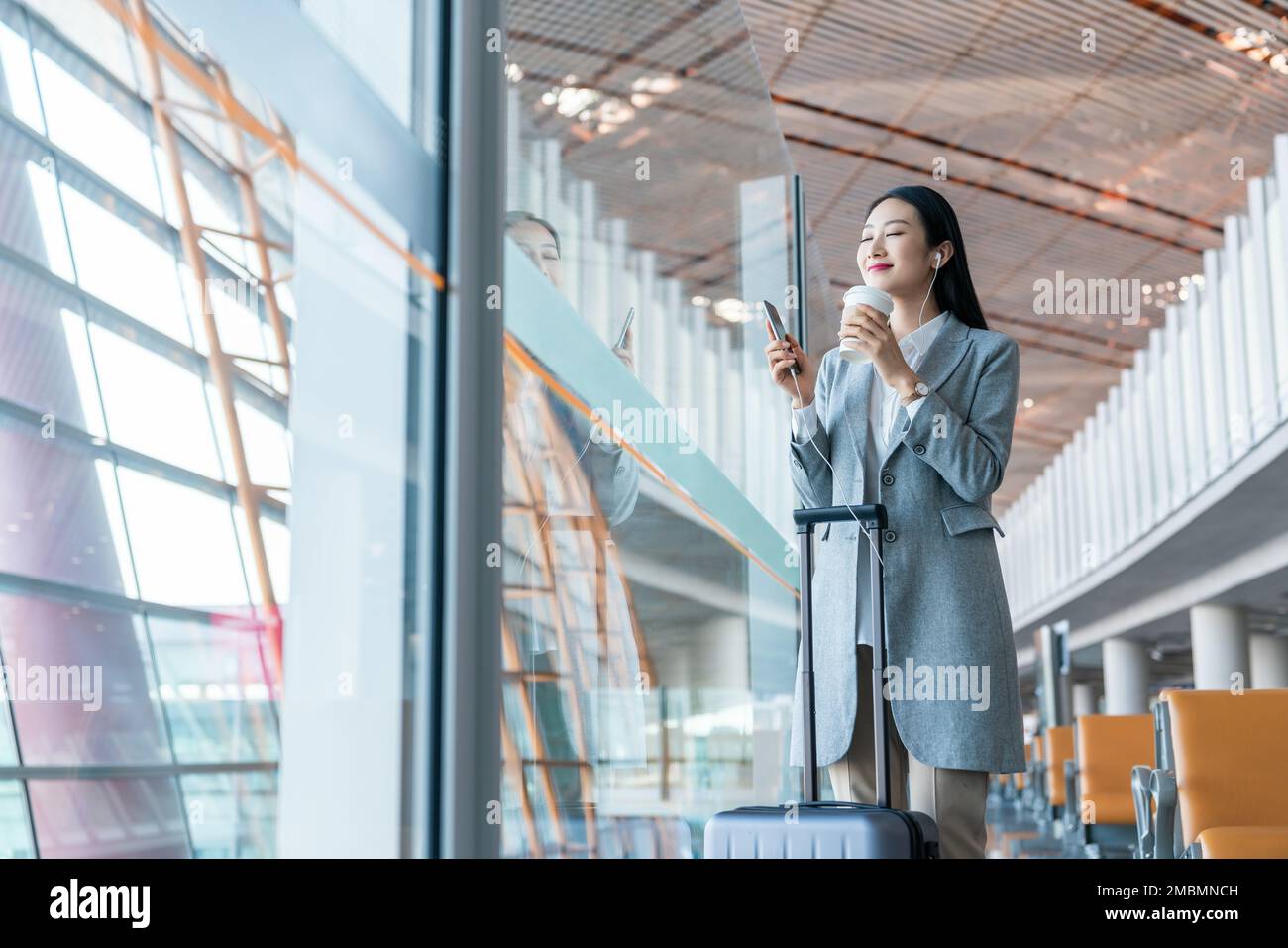 Business woman waiting at the airport Stock Photo - Alamy
