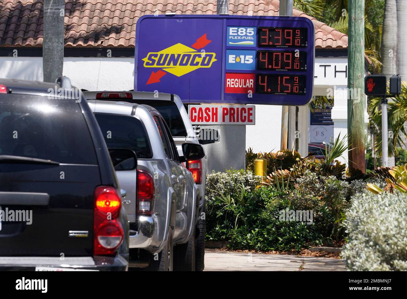 Cars line up at a Sunoco gas station offering high-level ethanol ...