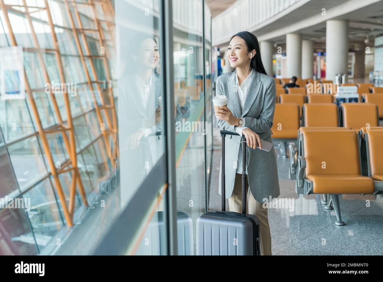 Business woman waiting at the airport Stock Photo - Alamy