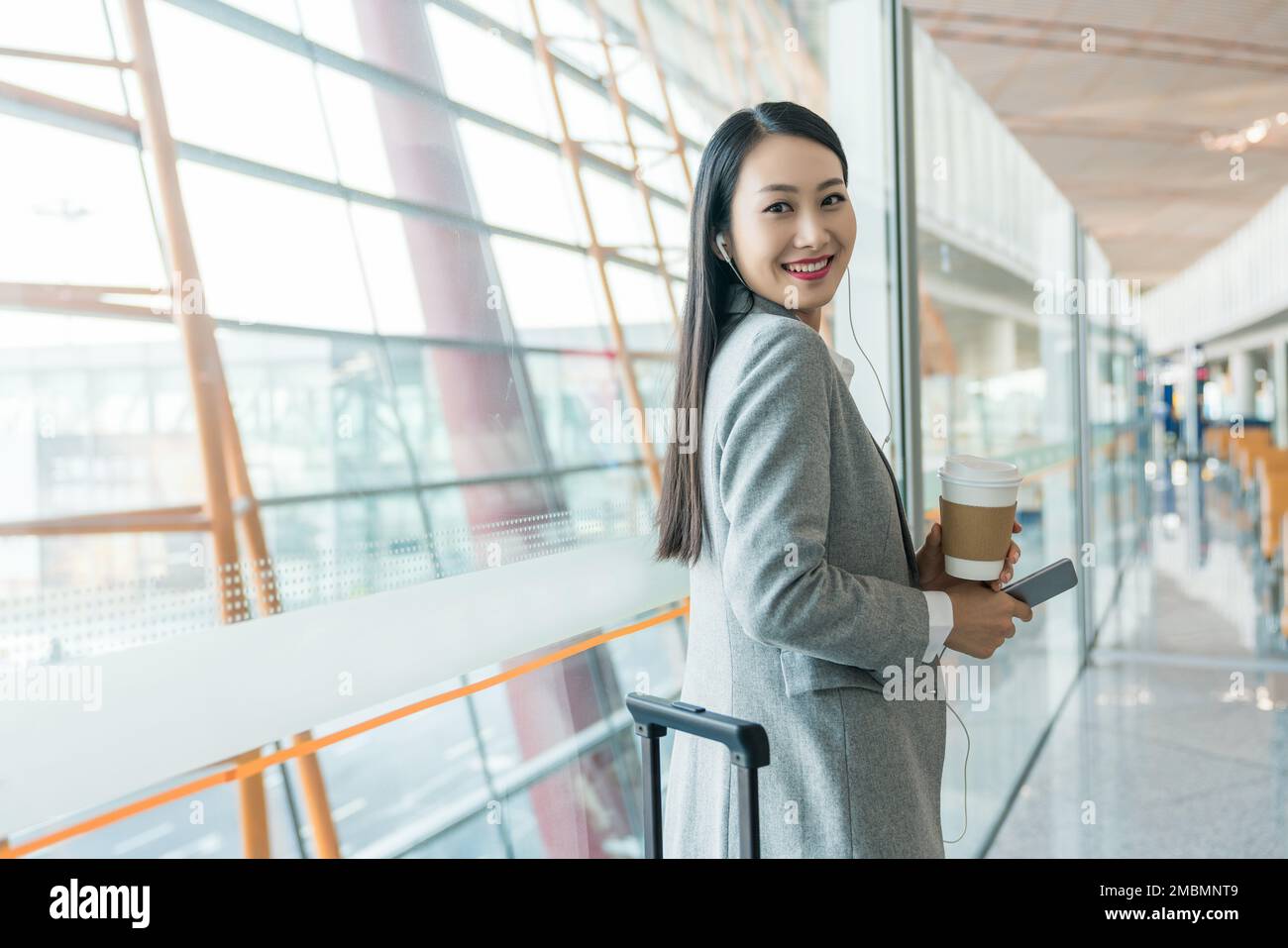 Business woman waiting at the airport Stock Photo - Alamy
