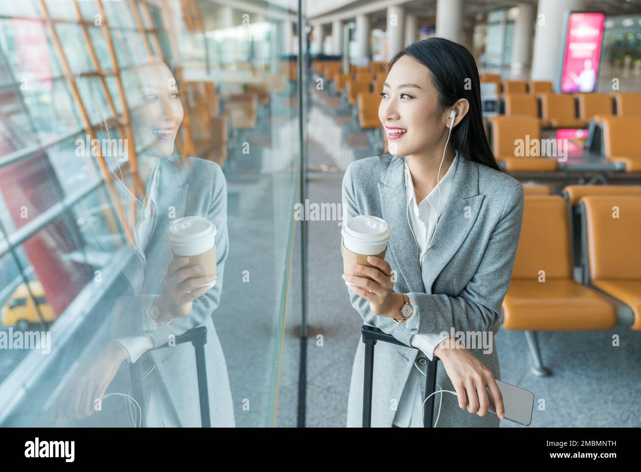 Business woman waiting at the airport Stock Photo - Alamy