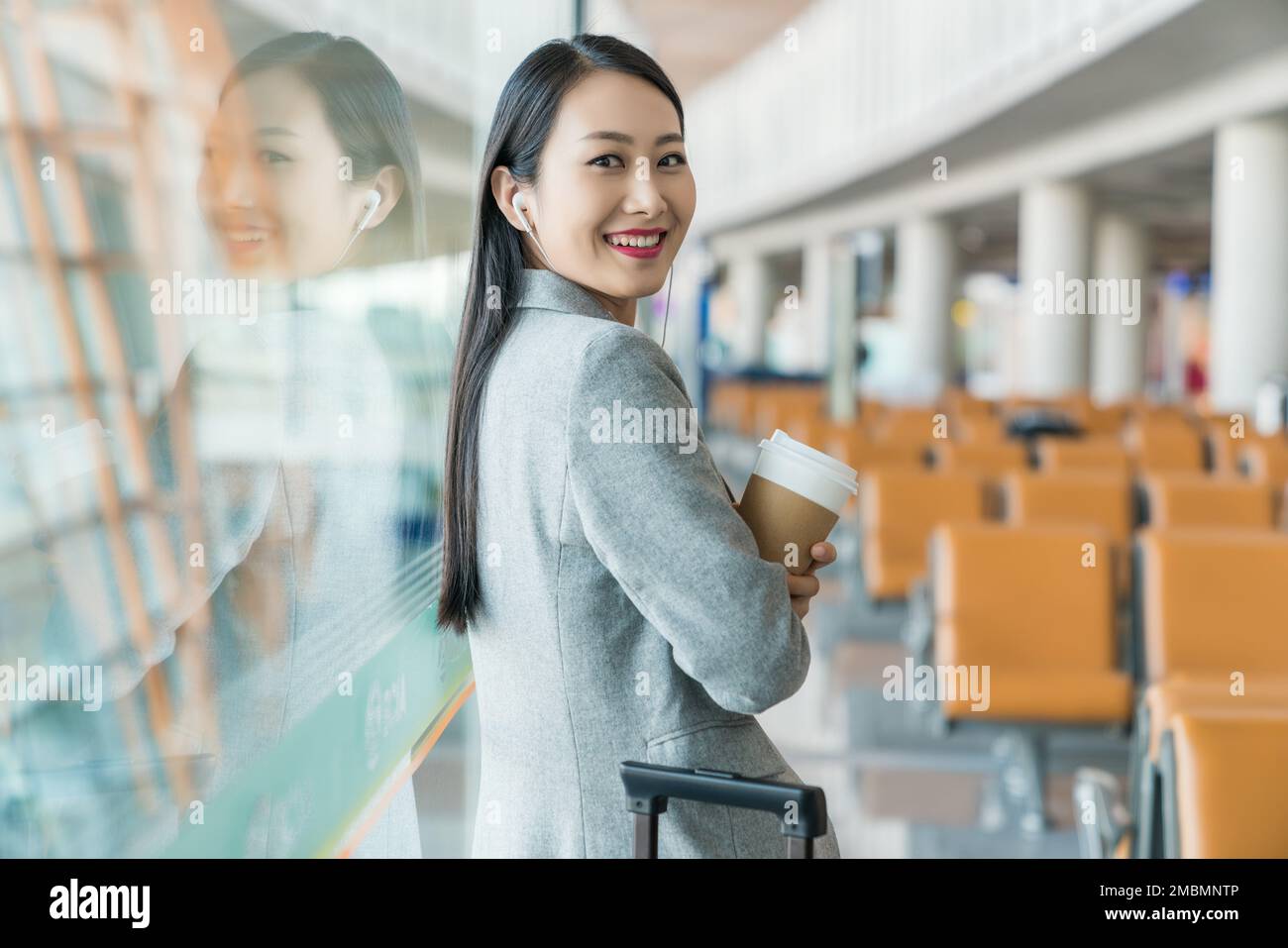 Business woman waiting at the airport Stock Photo - Alamy