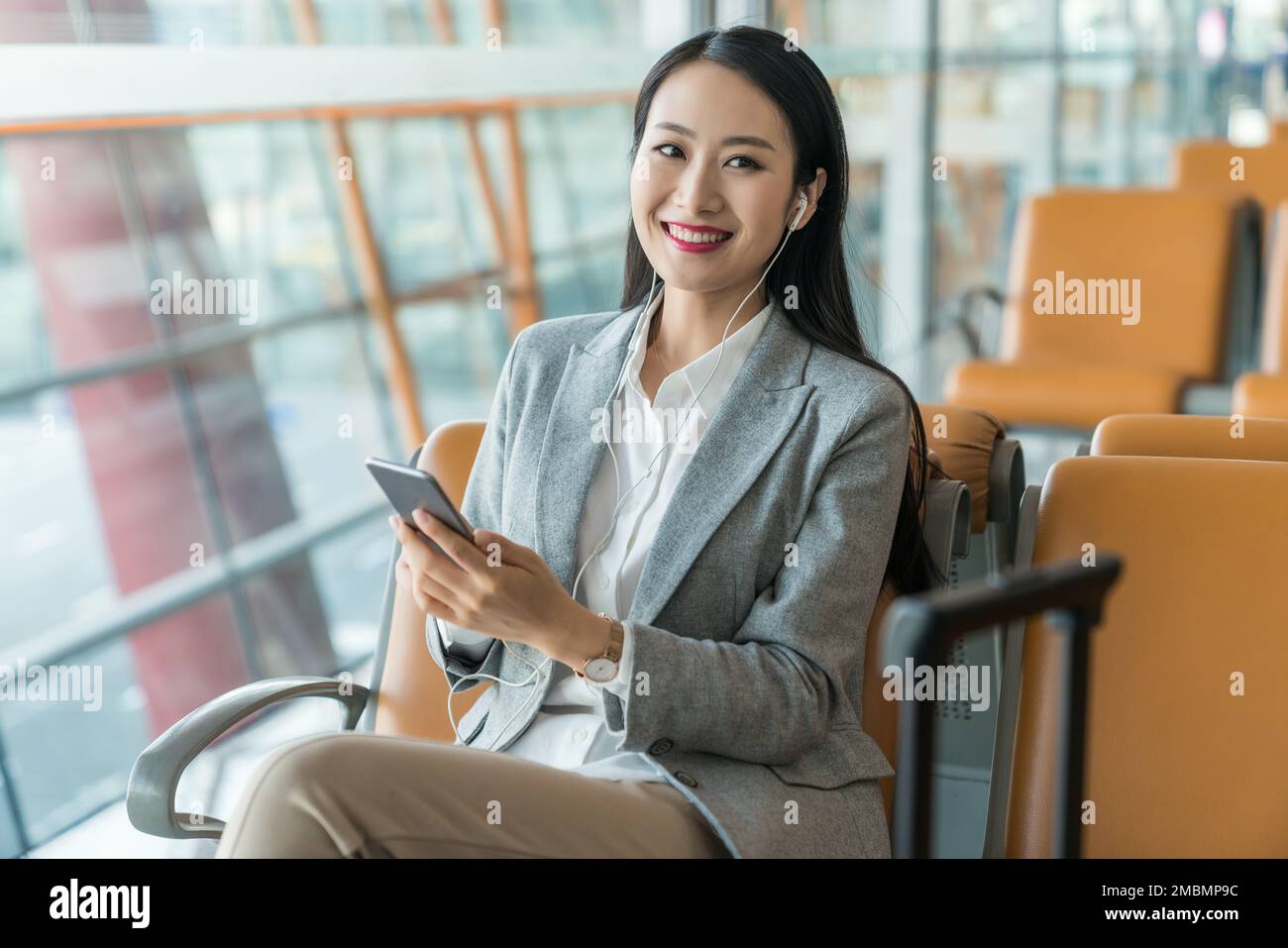 Business woman waiting at the airport Stock Photo - Alamy