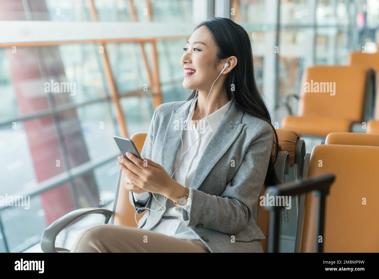 Business woman waiting at the airport Stock Photo - Alamy