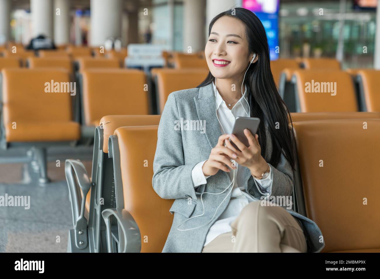 Business woman waiting at the airport Stock Photo - Alamy