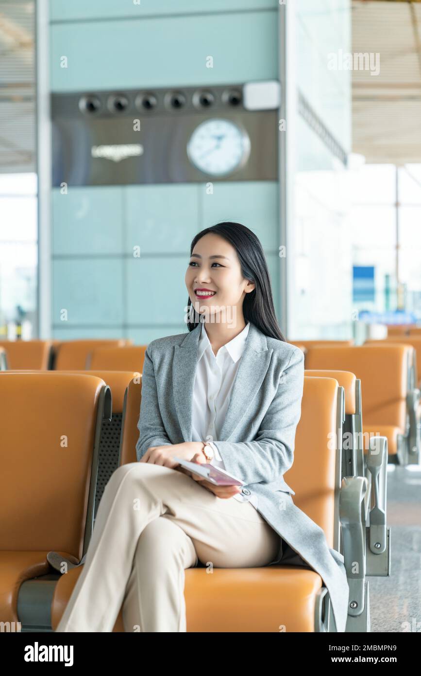 Business woman waiting at the airport Stock Photo - Alamy