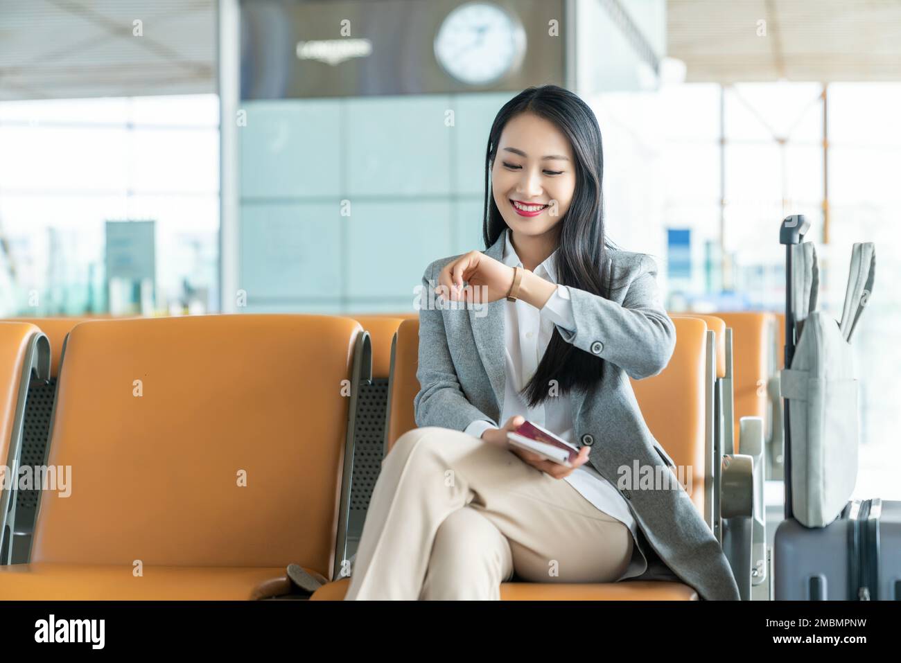 Business woman waiting at the airport Stock Photo - Alamy