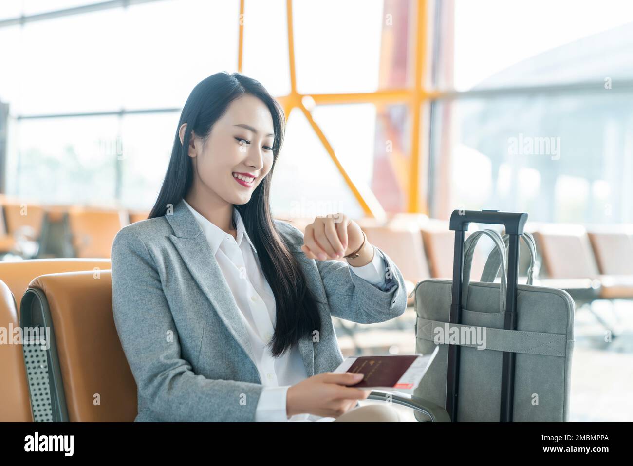 Business woman waiting at the airport Stock Photo - Alamy