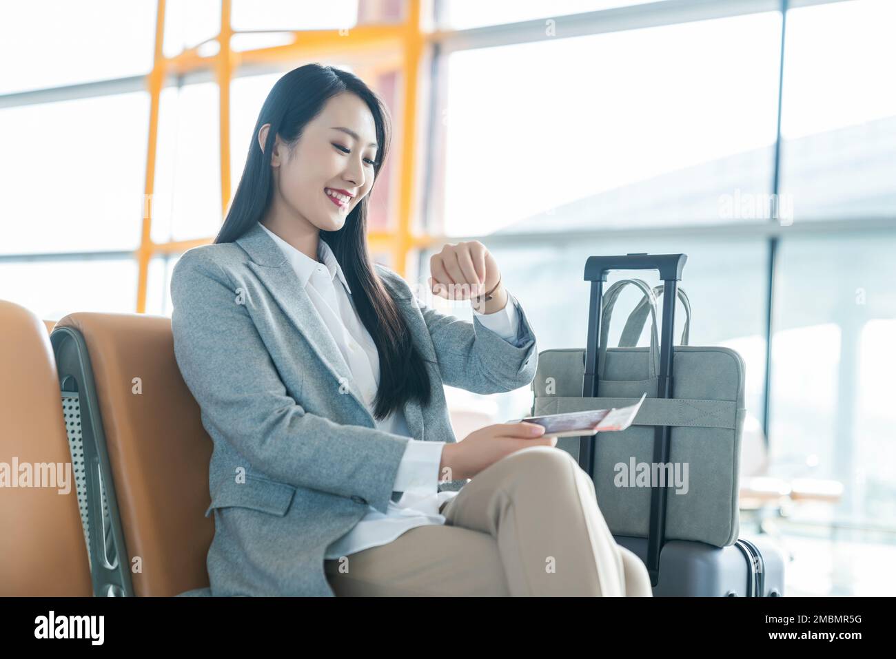 Business woman waiting at the airport Stock Photo - Alamy
