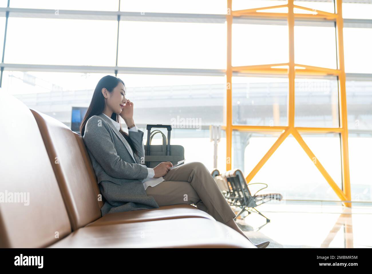 Business woman waiting at the airport Stock Photo - Alamy