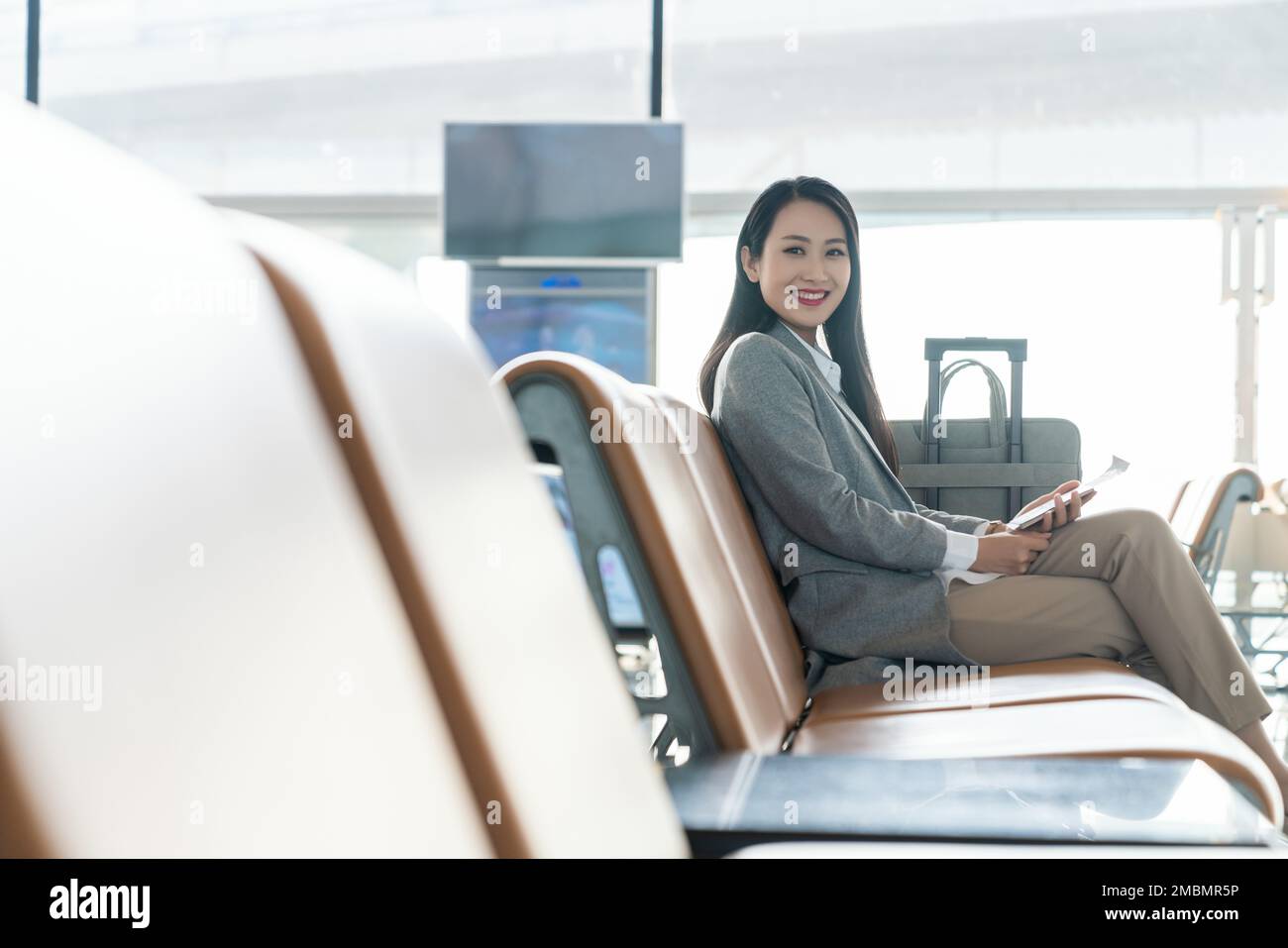 Business woman waiting at the airport Stock Photo - Alamy