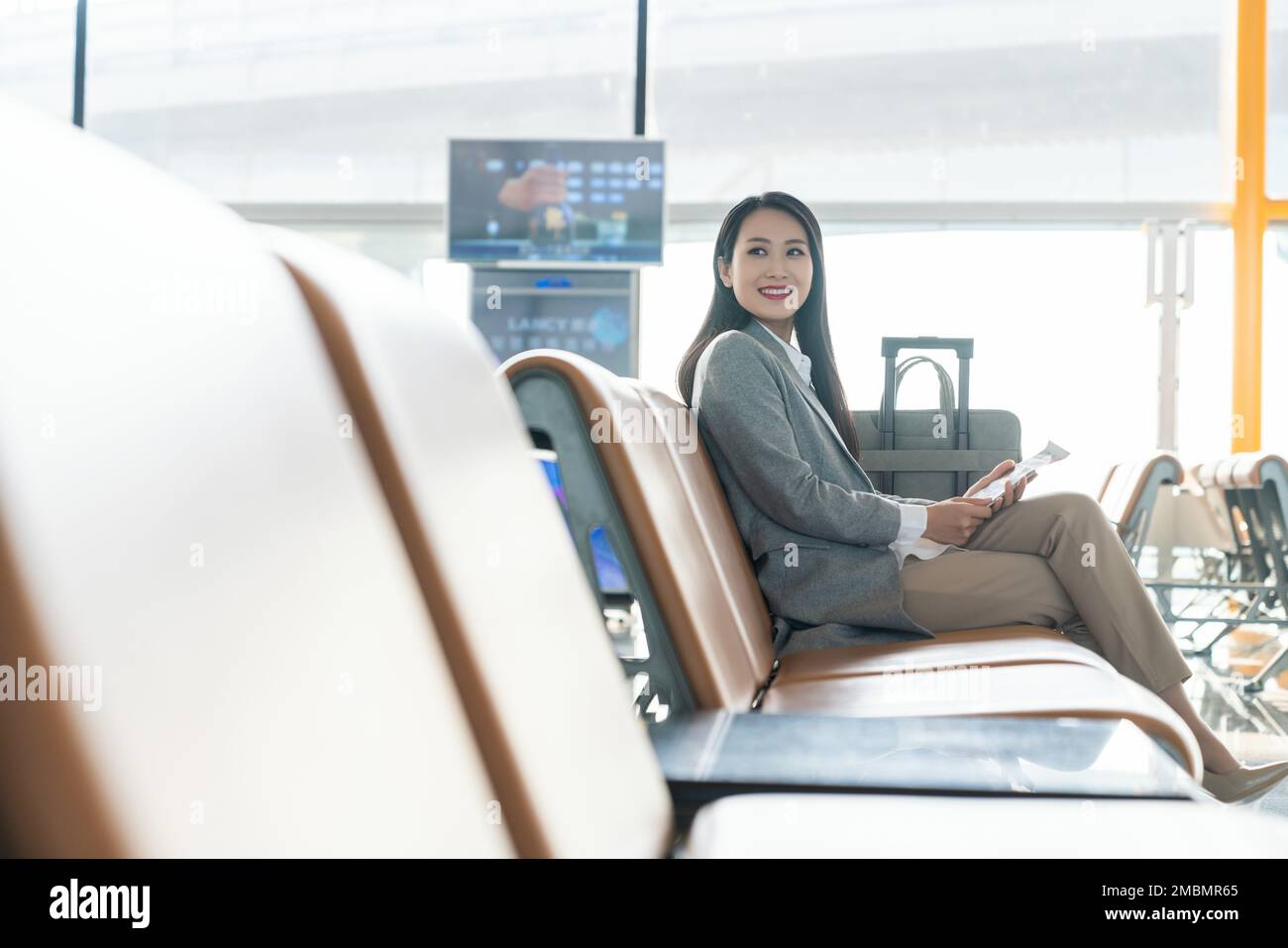 Business woman waiting at the airport Stock Photo - Alamy