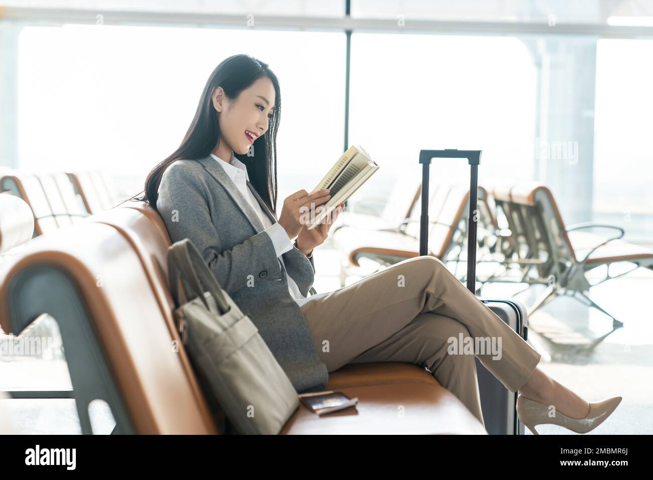 Business woman waiting at the airport Stock Photo - Alamy
