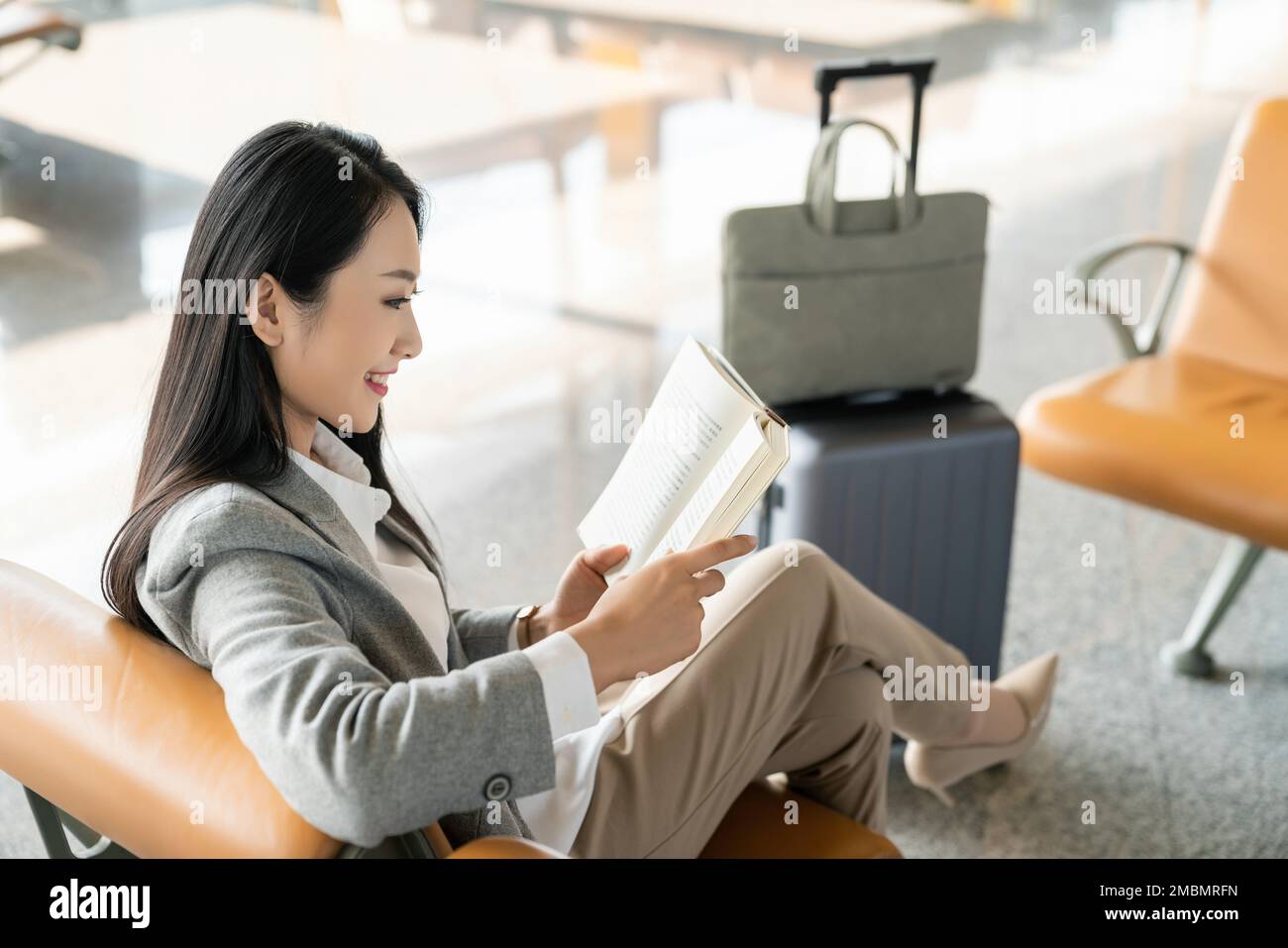 Business woman waiting at the airport Stock Photo - Alamy
