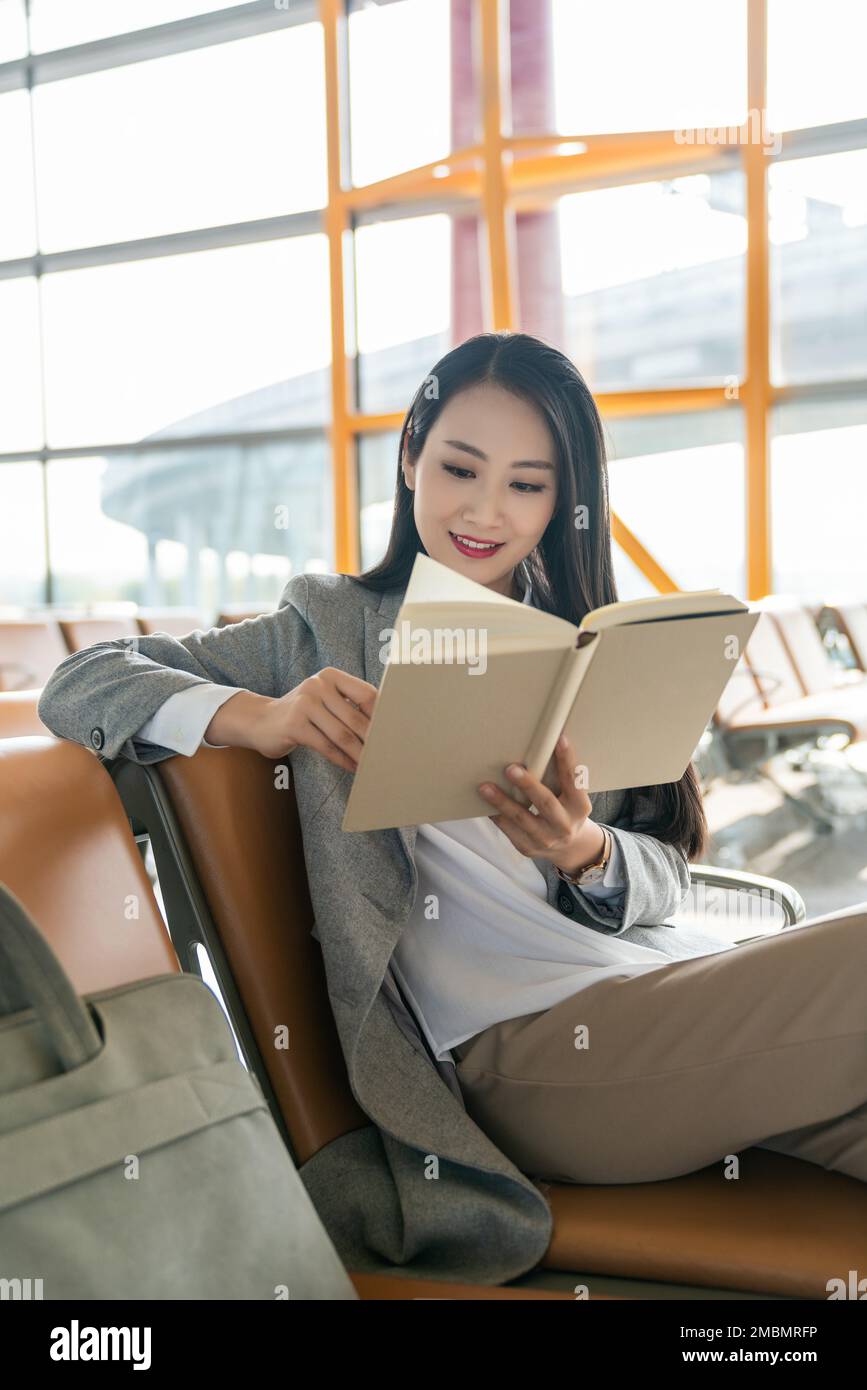 Business woman waiting at the airport Stock Photo - Alamy