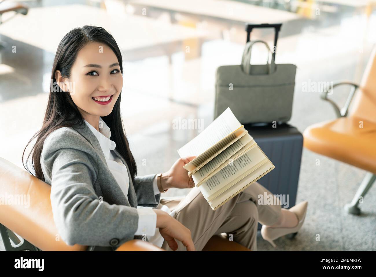 Business woman waiting at the airport Stock Photo - Alamy