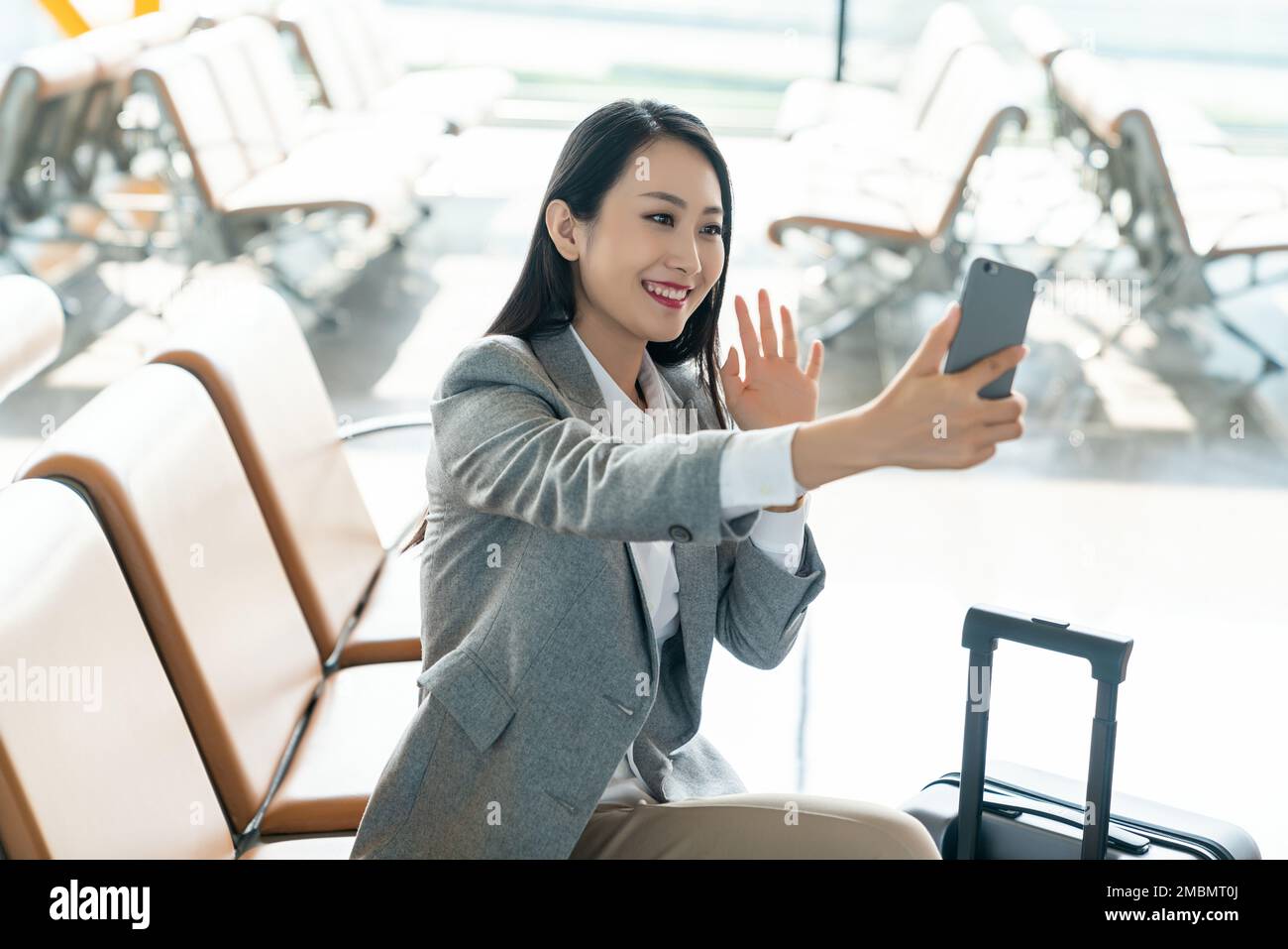 Business woman waiting at the airport Stock Photo - Alamy