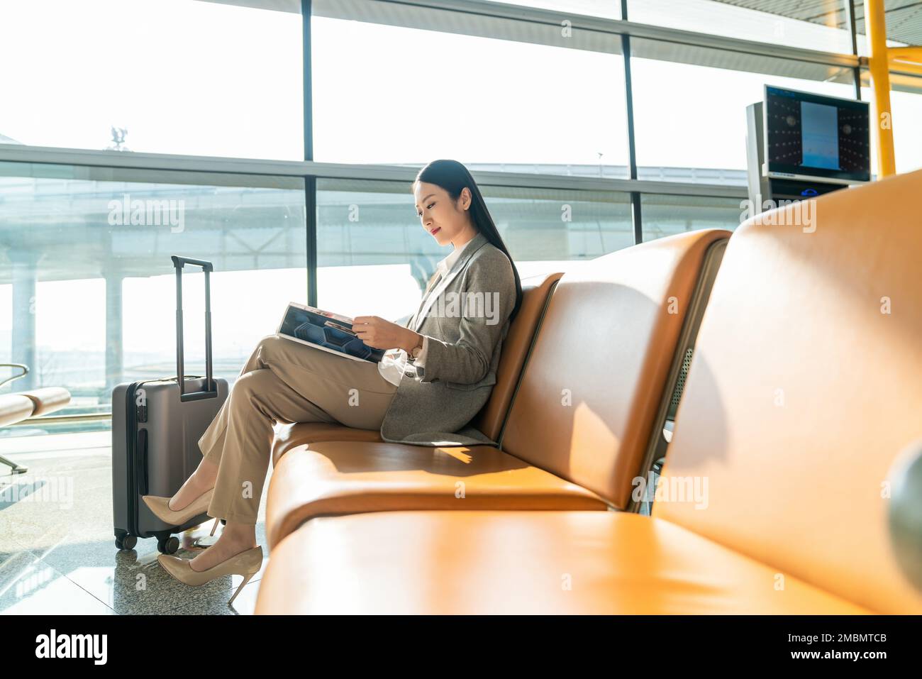 Business woman waiting at the airport Stock Photo - Alamy