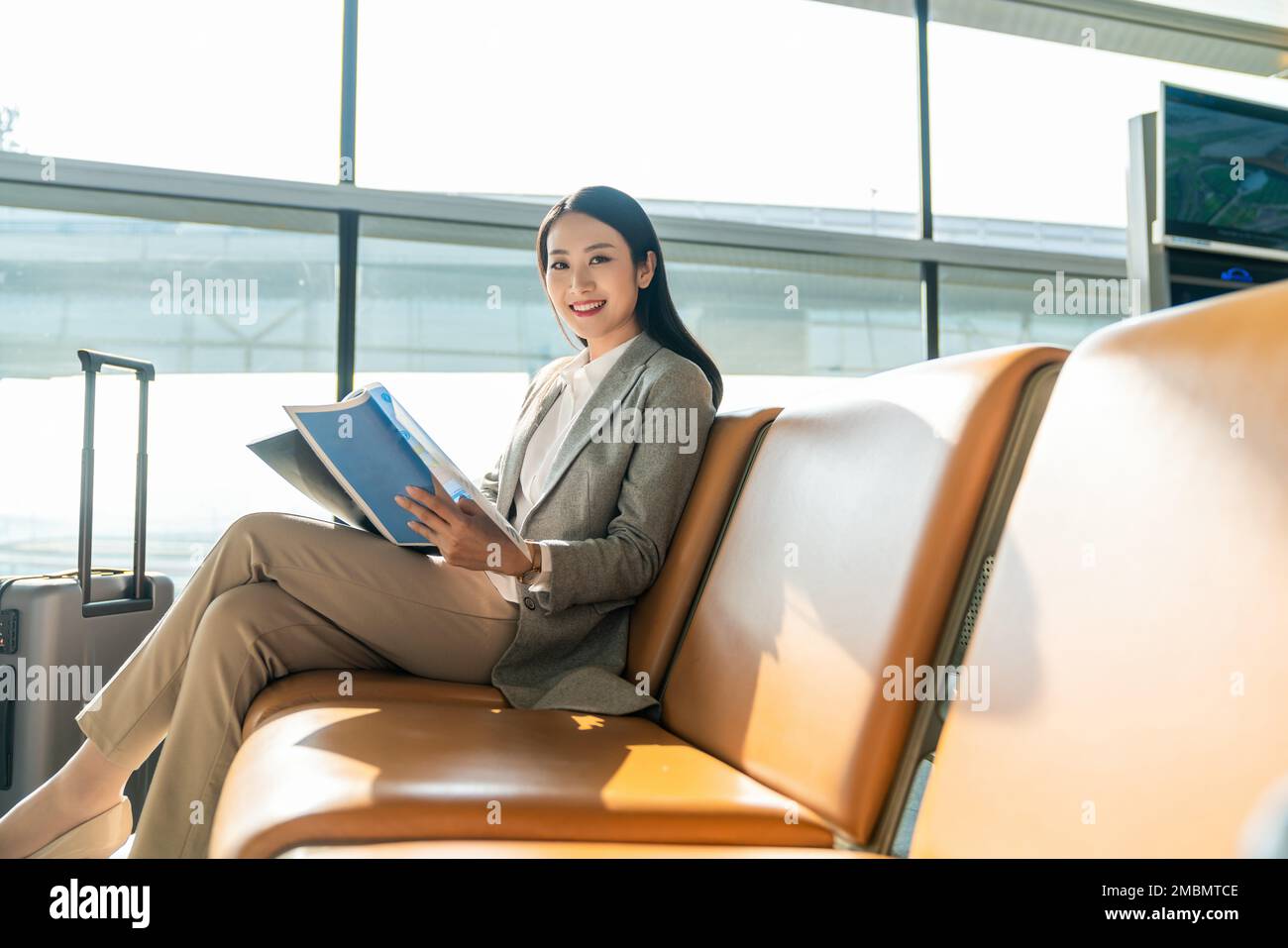 Business woman waiting at the airport Stock Photo - Alamy