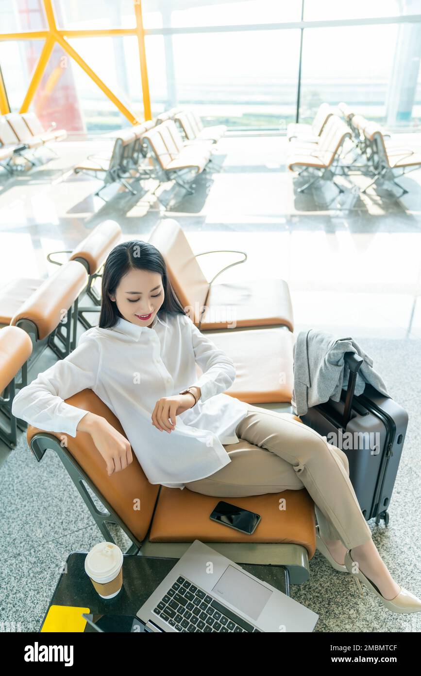 Business woman waiting at the airport Stock Photo - Alamy