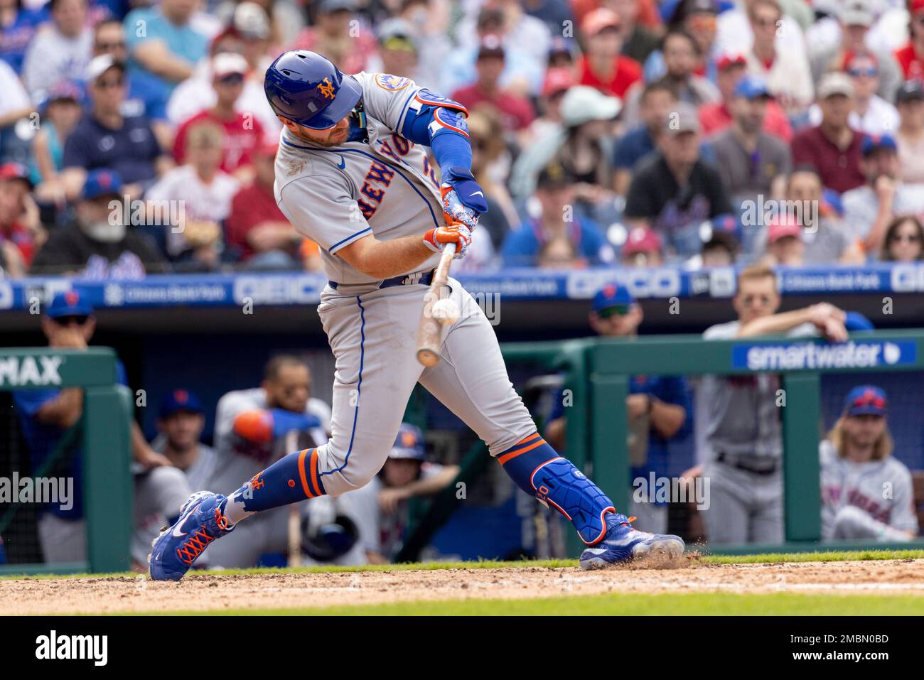 New York Mets' Pete Alonso (20) hits a three run homer during the sixth ...