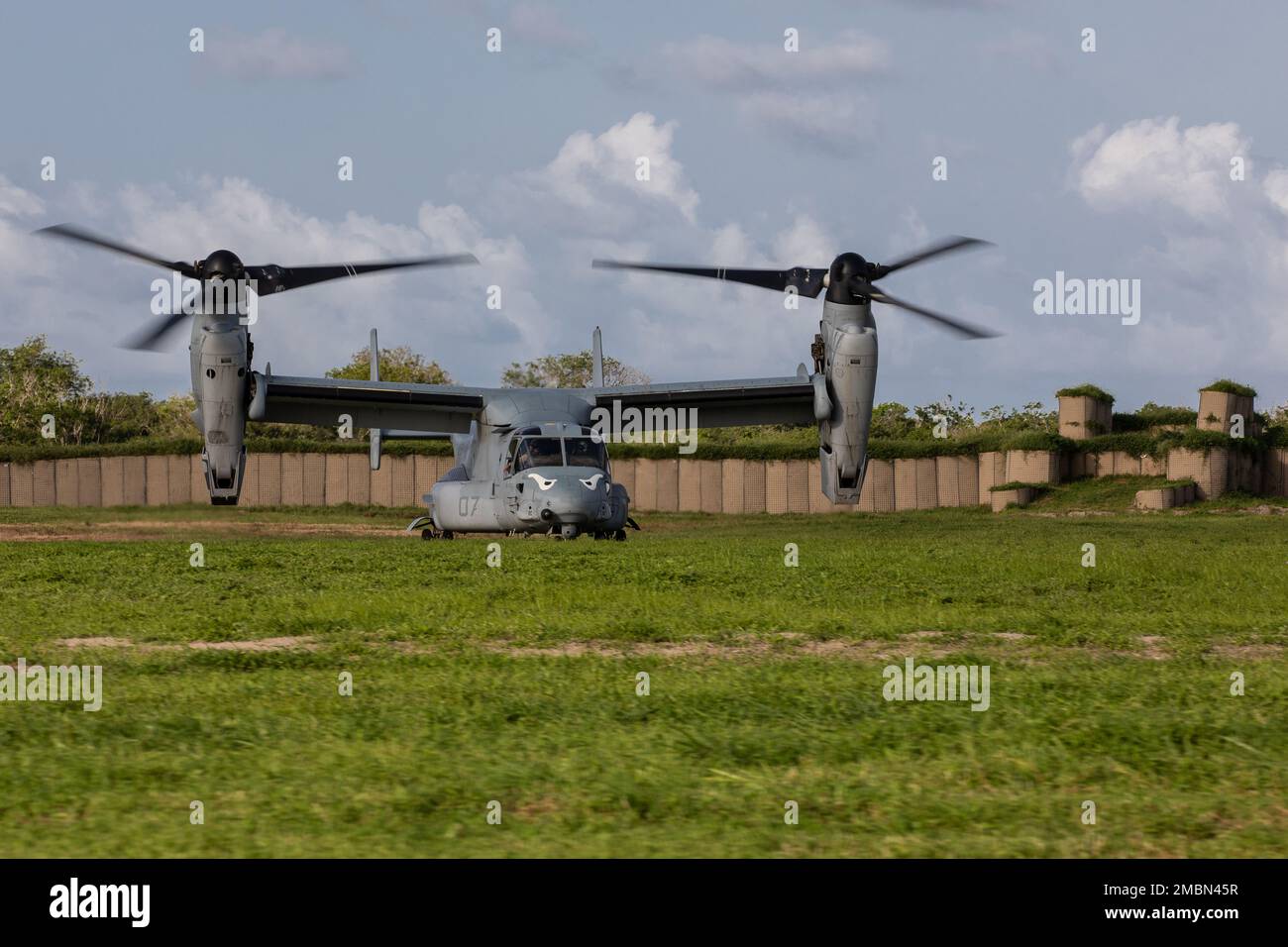 U.S. Army National Guard Soldiers assigned to Task Force Red Dragon ...
