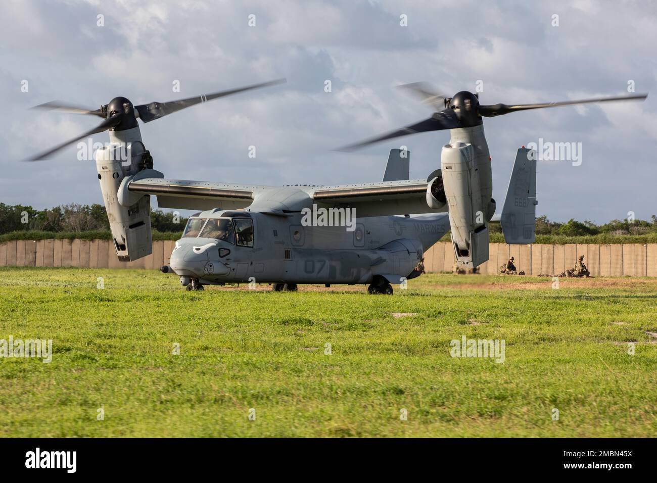 U.S. Army National Guard Soldiers assigned to Task Force Red Dragon ...