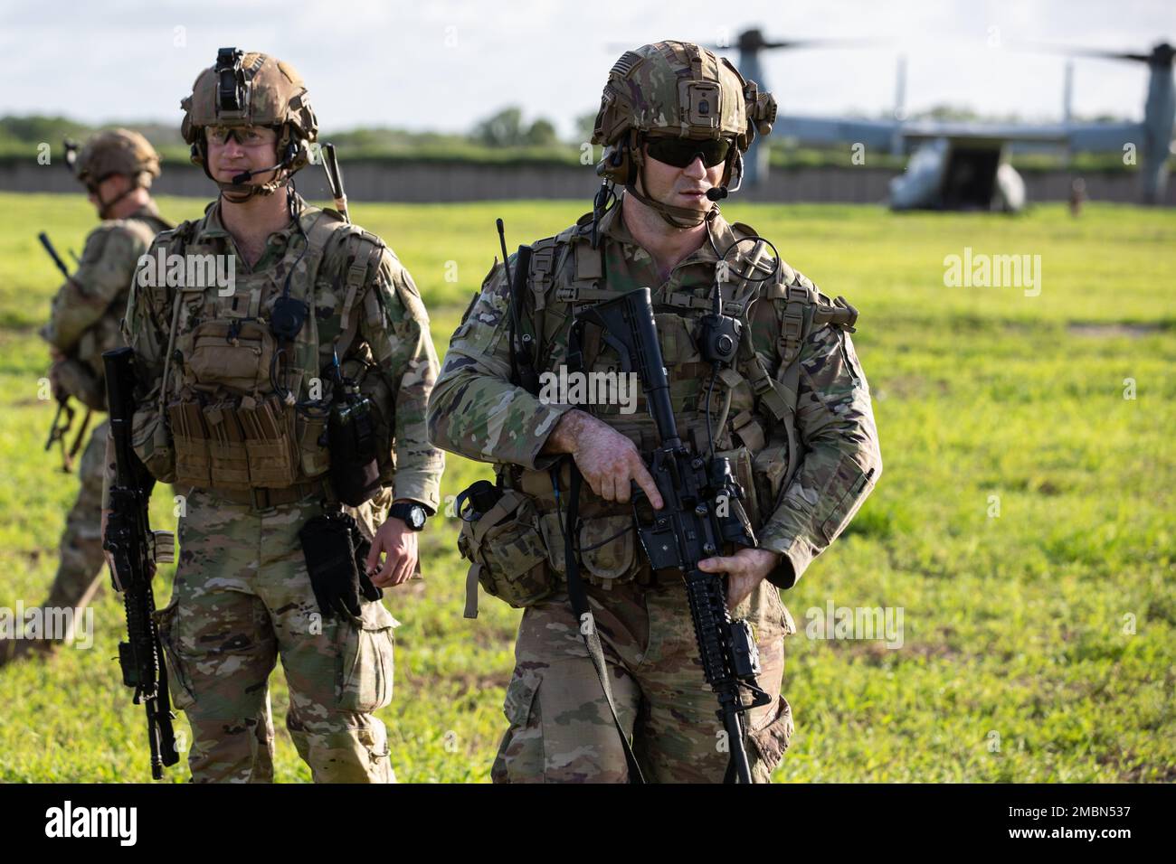 U.S. Army National Guard Soldiers assigned to Task Force Red Dragon ...