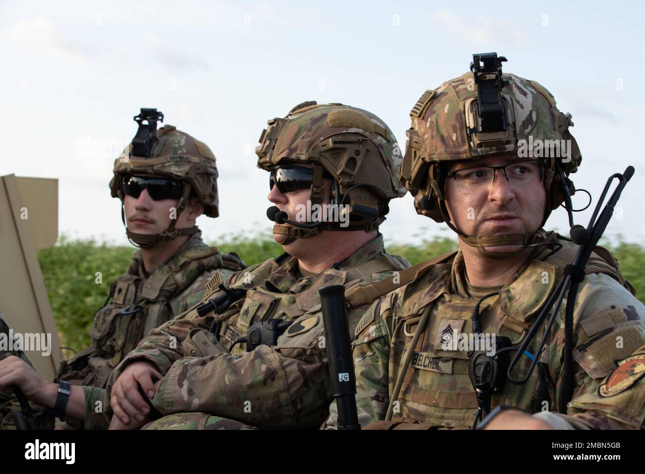 U.S. Army National Guard Soldiers assigned to Task Force Red Dragon ...