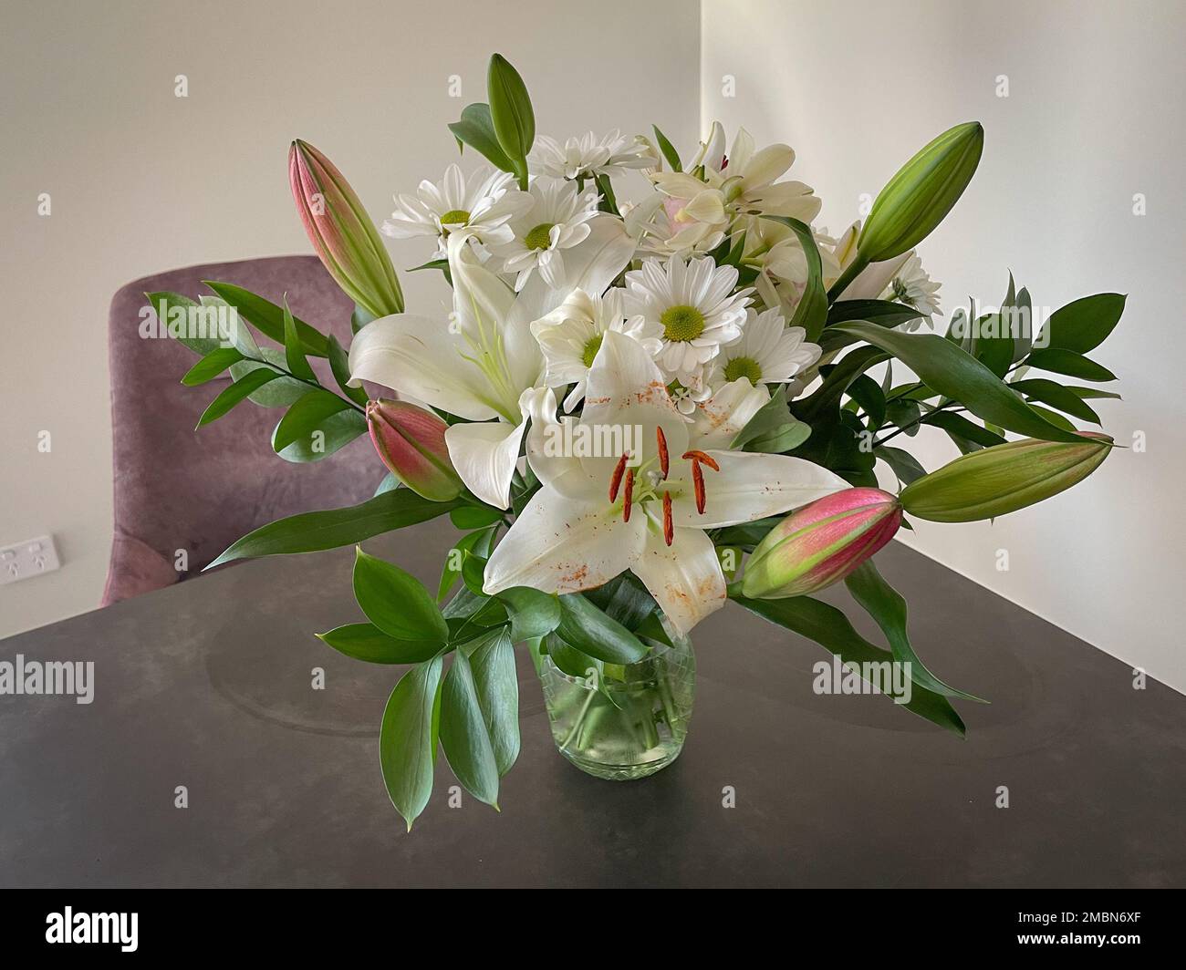 Open cut lilies hi-res stock photography and images - Alamy