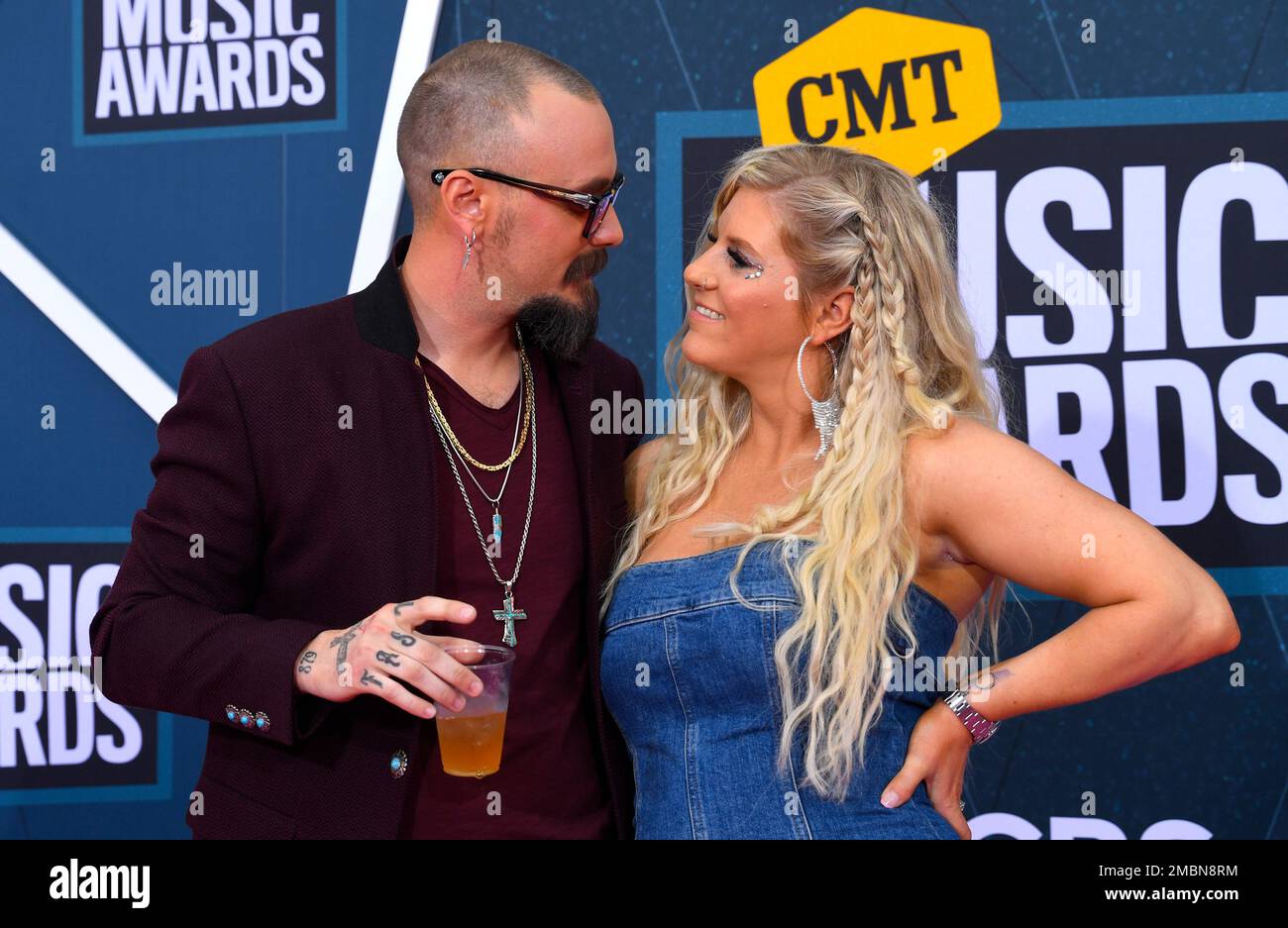 Elvie Shane, left, and Mandi Payton arrive at the CMT Music Awards on ...