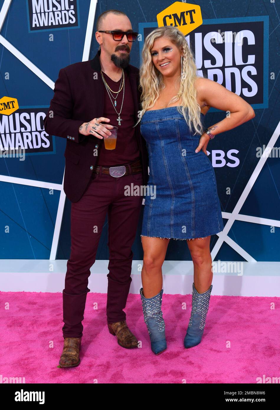 Elvie Shane, left, and Mandi Payton arrive at the CMT Music Awards on ...