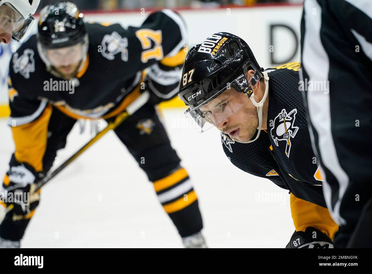 Pittsburgh Penguins' Bryan Rust (17) watches as Sidney Crosby (87) prepares for a face-off ...