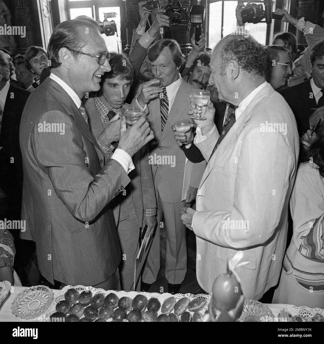 The Mayor of Paris, Jacques Chirac talks with New York Mayor, Edward I ...