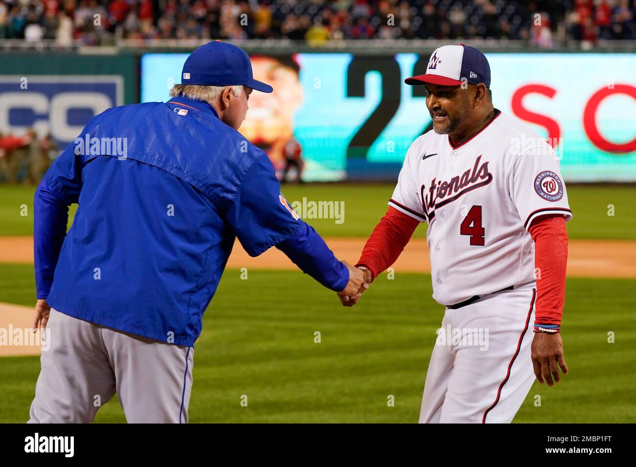 New York Mets manager Buck Showalter, left, shakes hands with ...
