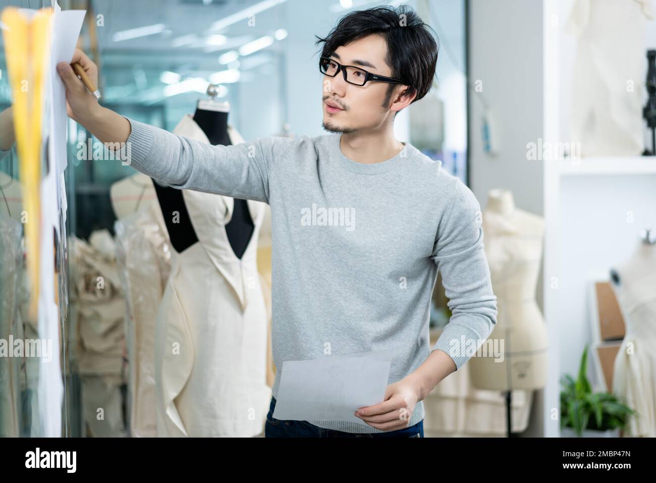 Chinese fashion designer drawing hi-res stock photography and images ...