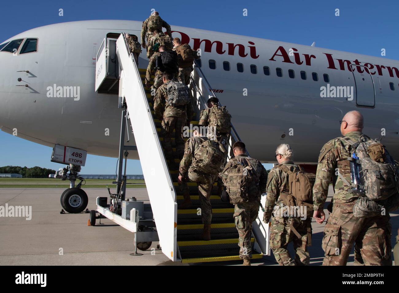 U.S. Army Soldiers from Bravo Company, 3rd Battalion, 126th Infantry ...
