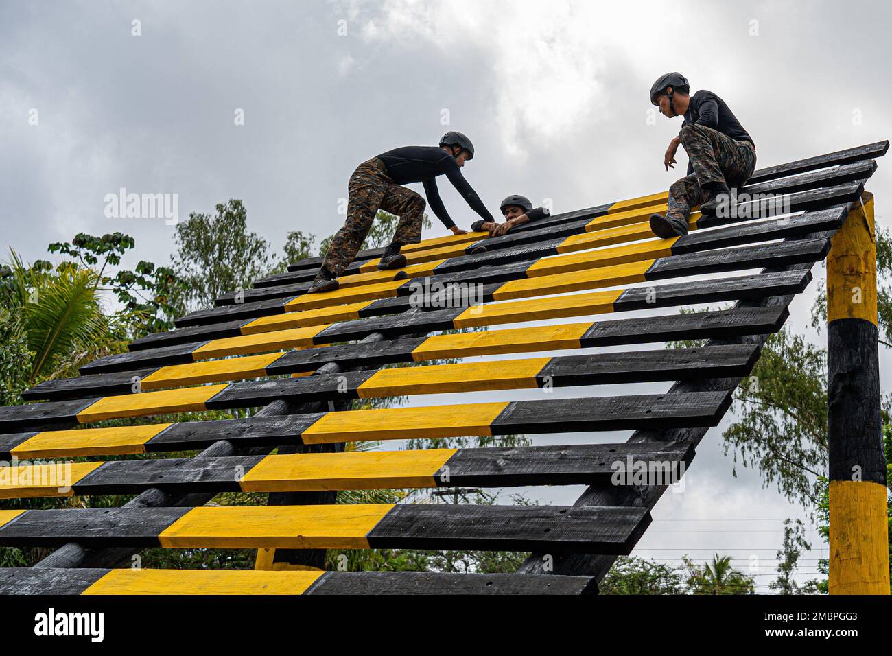 LA VENTA, Honduras - Military forces pass through an obstacle course ...
