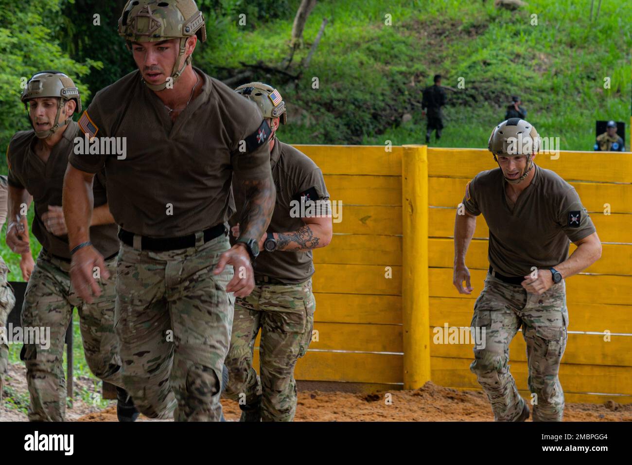 LA VENTA, Honduras - U.S. Army service members pass through an obstacle ...