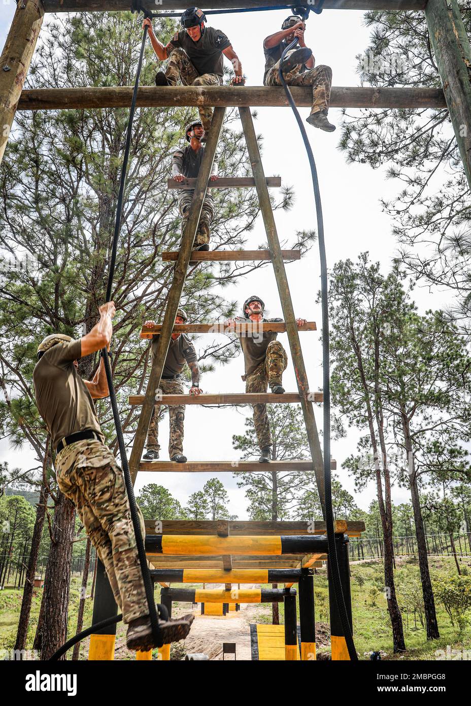 The United States team rusn through the obstacle course for the Fuerzas ...