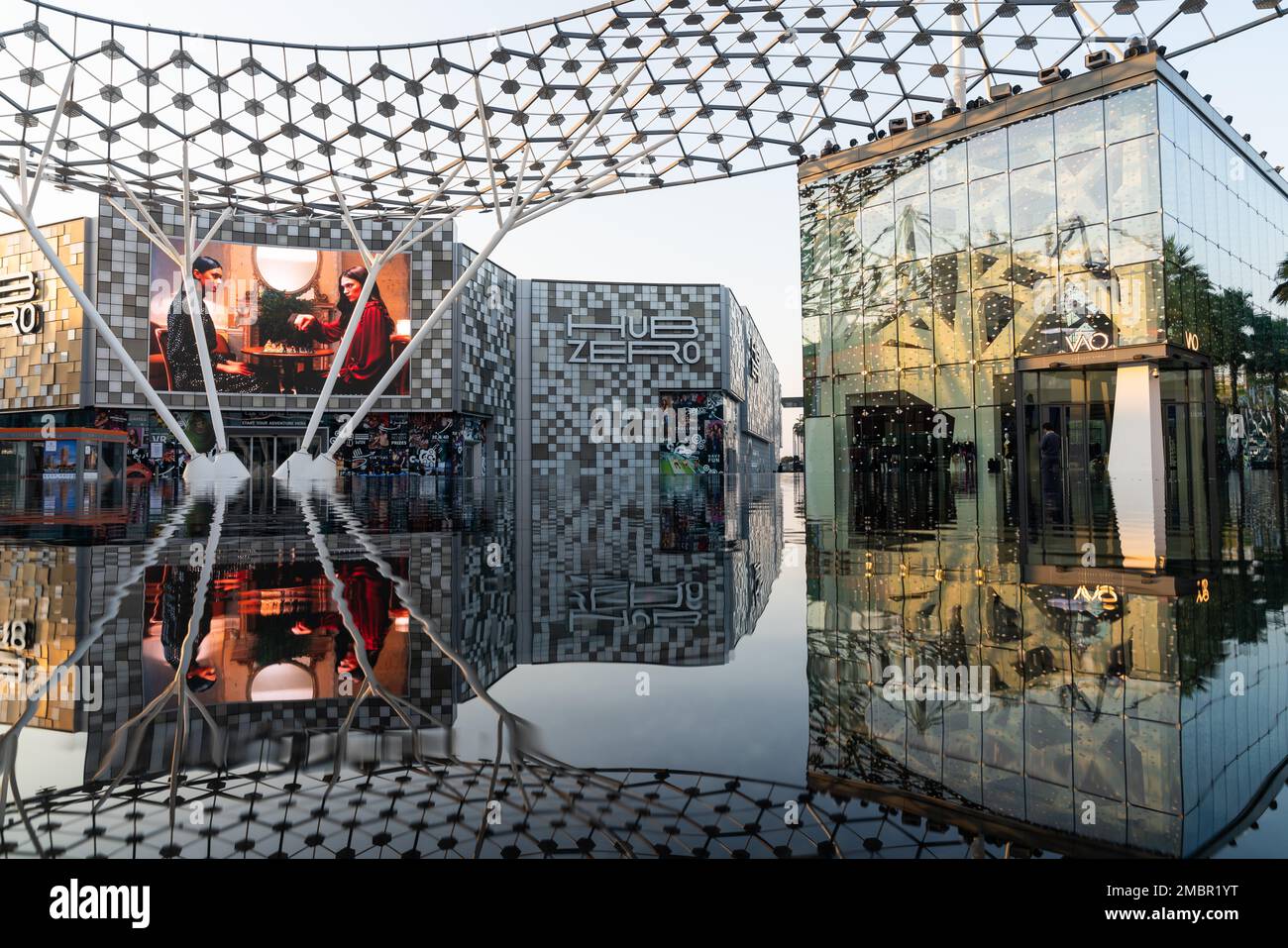 Vr shopping mall hi-res stock photography and images - Alamy