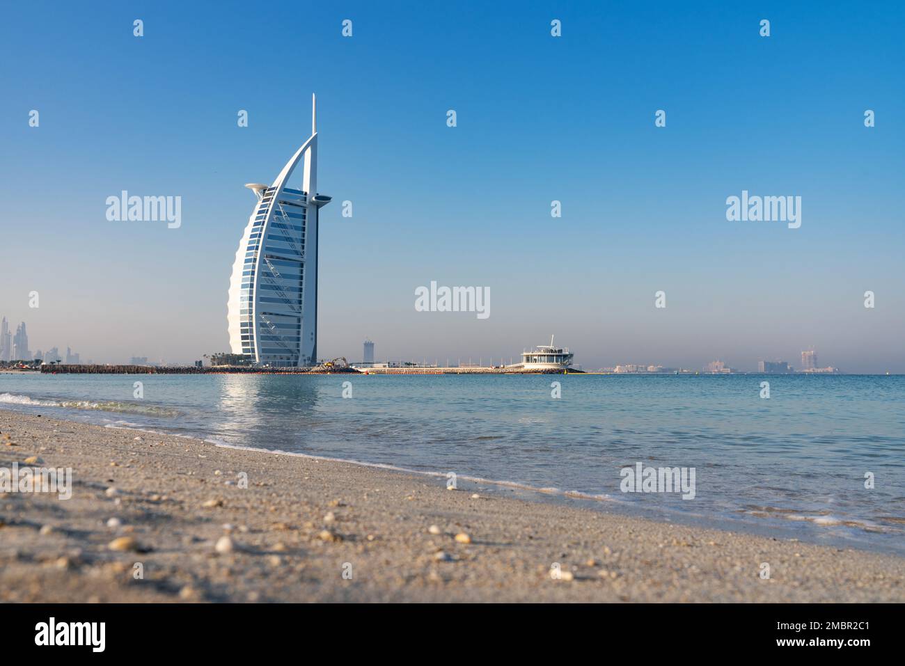 Dubai sailing hotel Stock Photo - Alamy