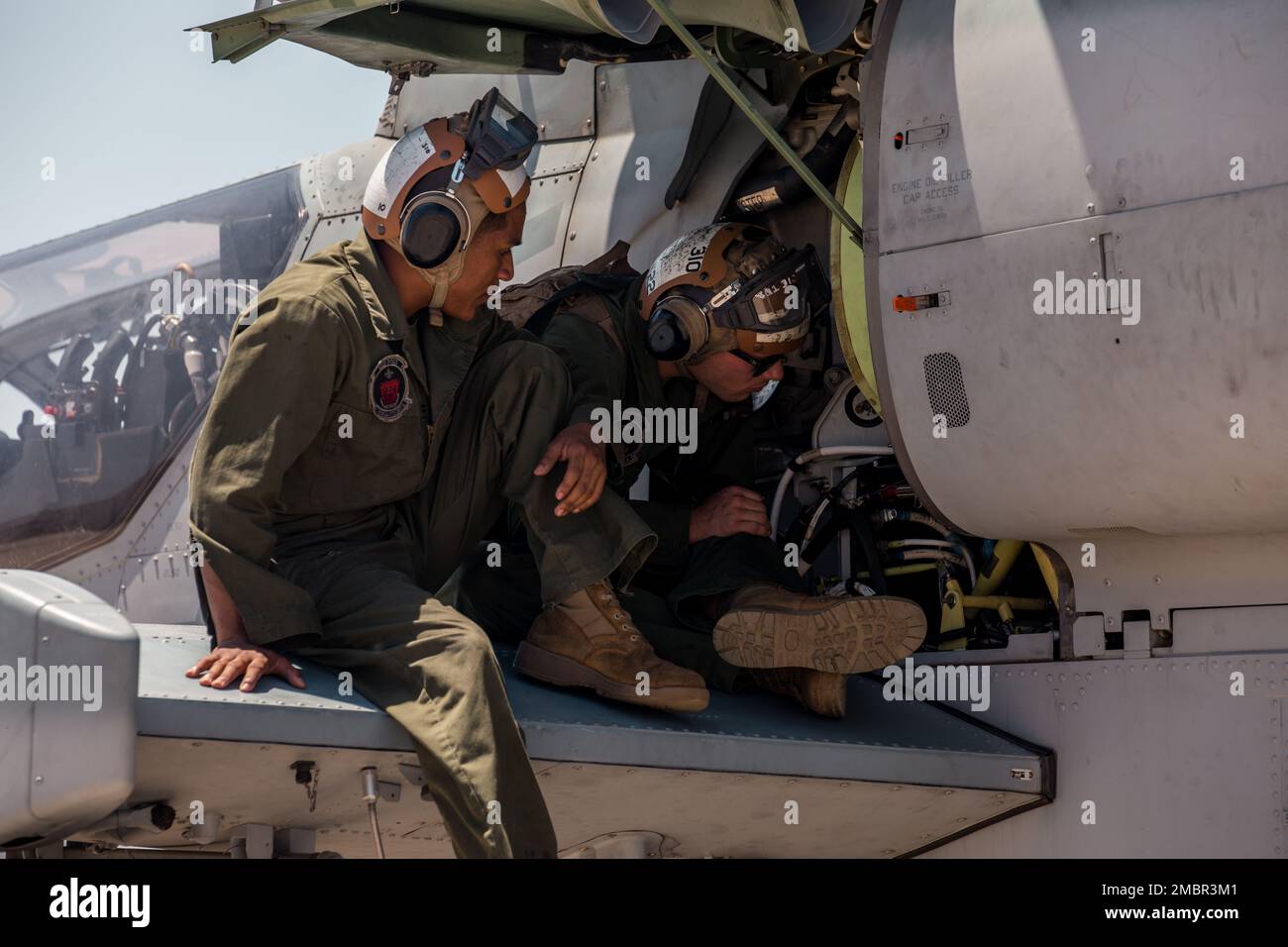 U S Marines With Marine Light Attack Helicopter Squadron Hmla 773