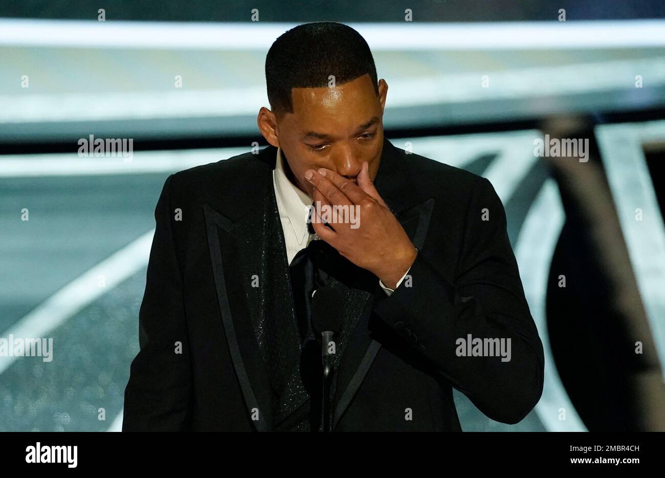 Will Smith wipes away tears during his acceptance speech for Best Actor ...