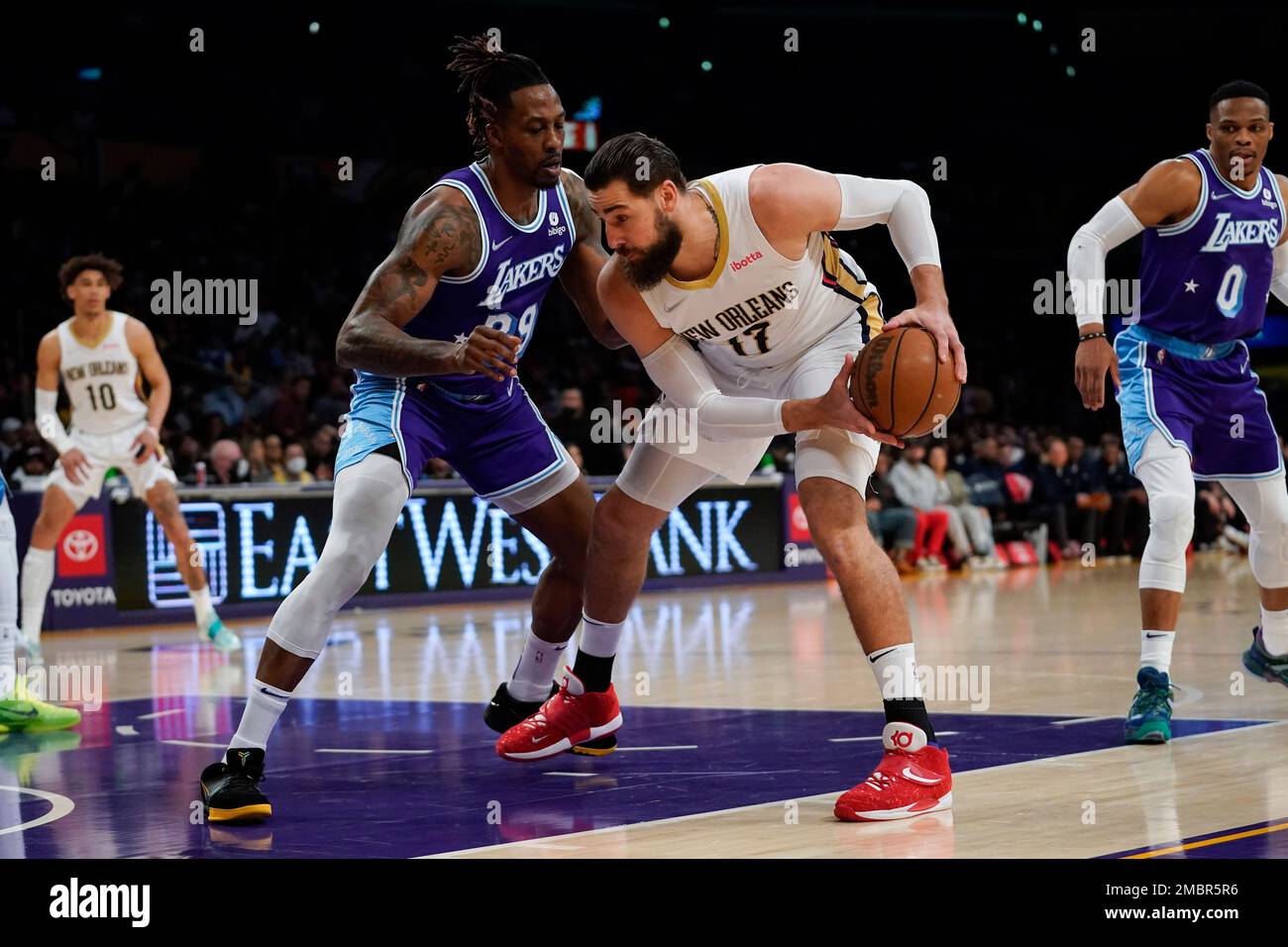 Los Angeles Lakers center Dwight Howard (39) defends against New ...