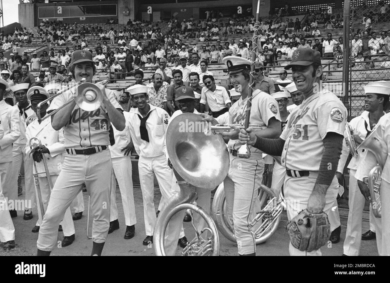 New York Mets players make the crowd smile as they exchange ...