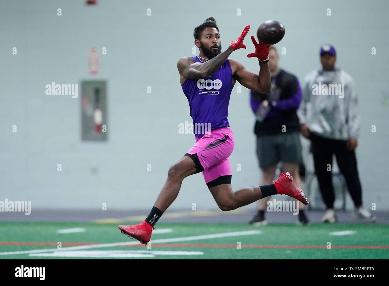 Former Washington wide receiver Quinten Pounds makes a catch during a ...