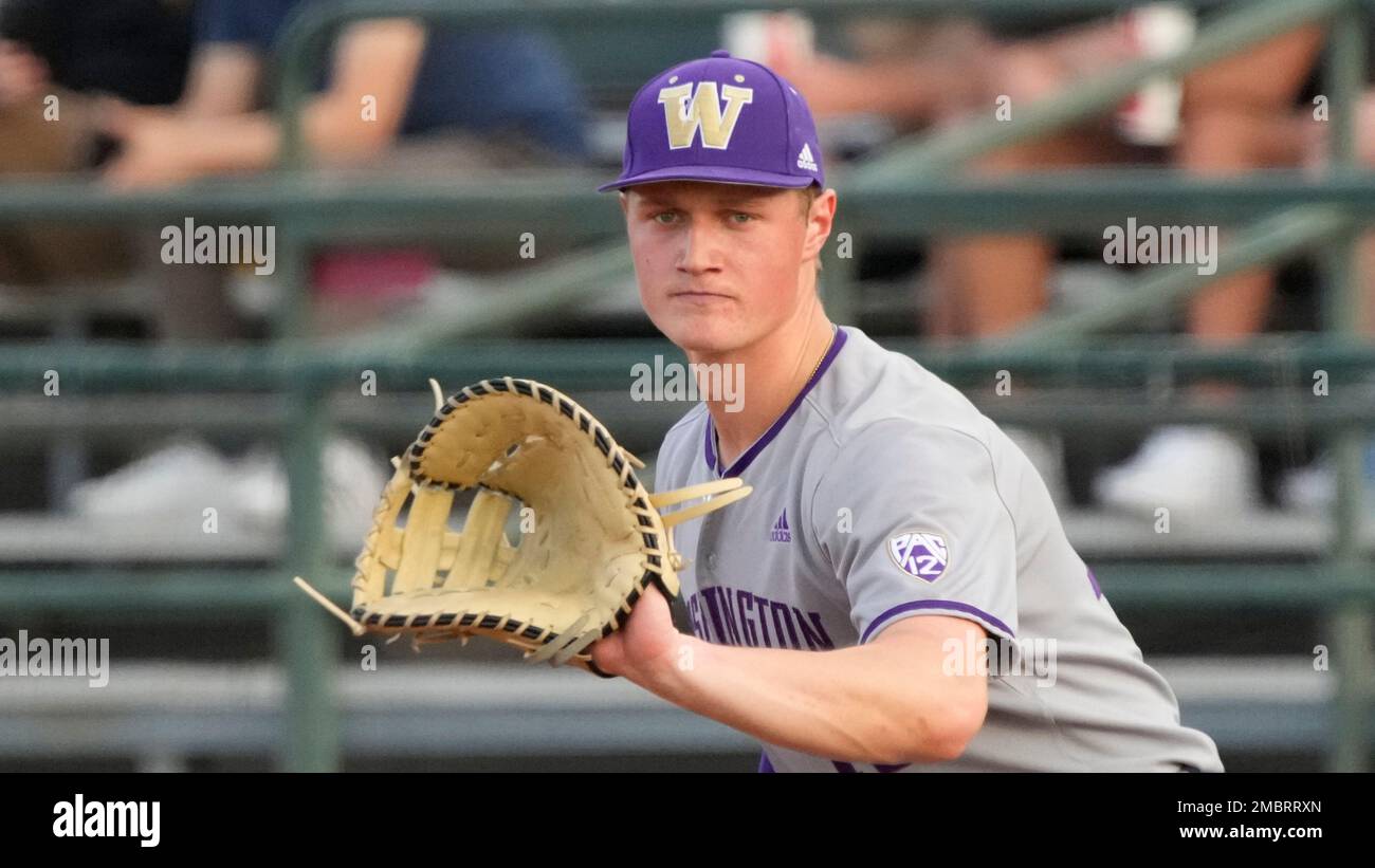Washington infielder Will Simpson (10) during an NCAA baseball game ...