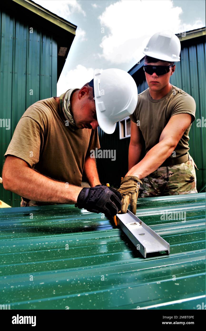 Soldiers with the Army Reserve’s 389th Engineer Company of Des Moines ...