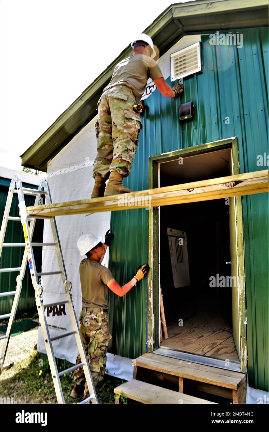 Soldiers with the Army Reserve’s 389th Engineer Company of Des Moines ...